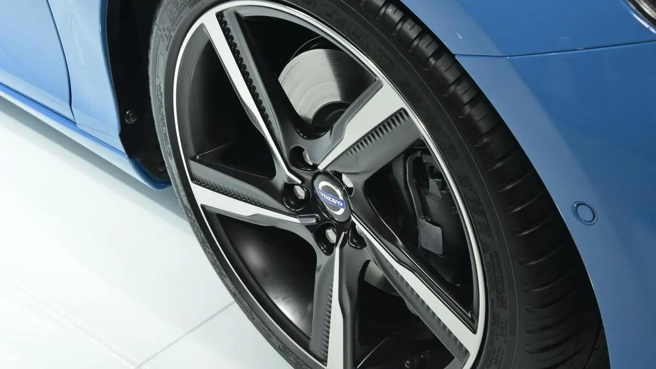 Senterkopper Volvo Tech Black - 4 stk. | Geparden.no